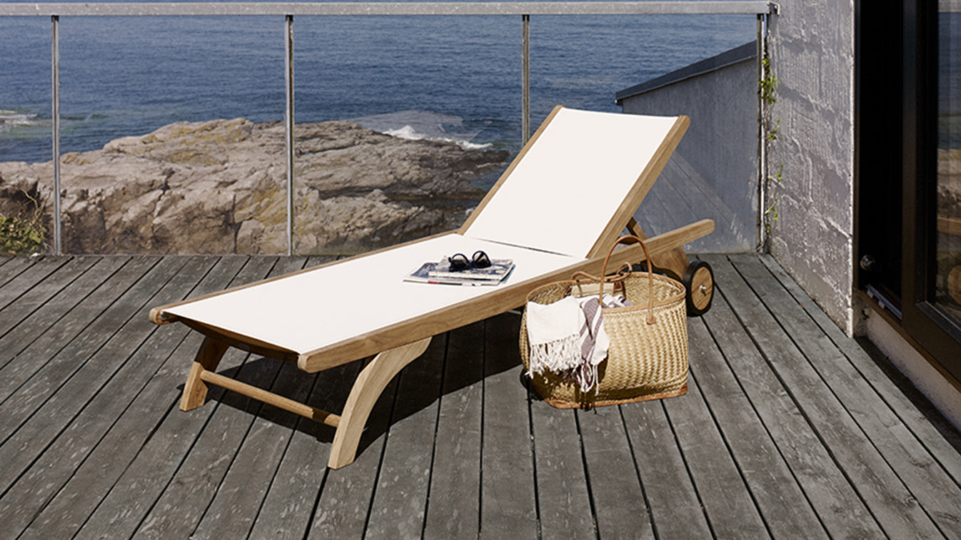 Columbus Teak Sunbed with Two Wheels | Designed by Skagerak – TRNK