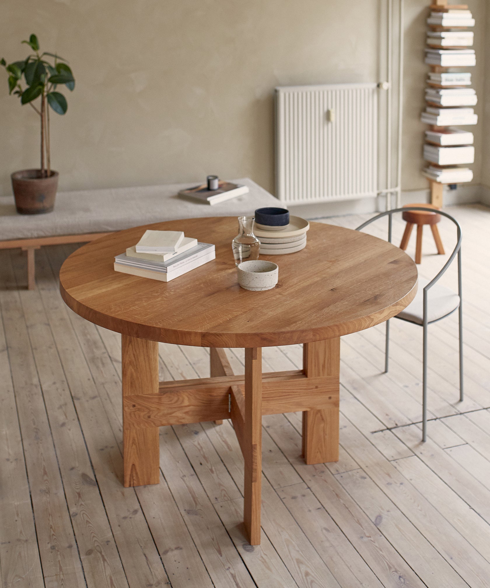 Farmhouse Round Trestle Table | Oak Table by Frama – TRNK