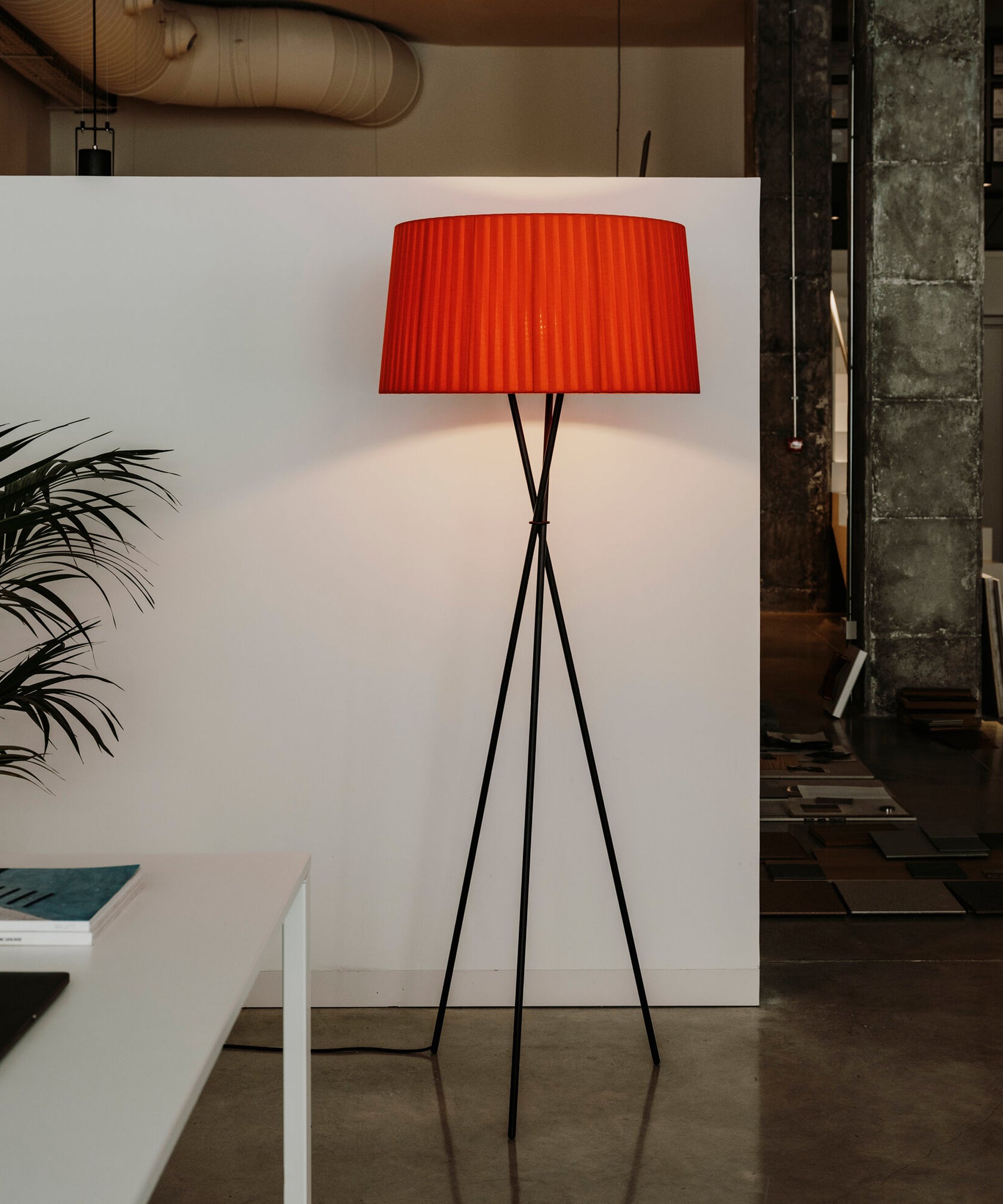 Tripode G5 Floor Lamp | Modern Lighting by Santa & Cole – TRNK